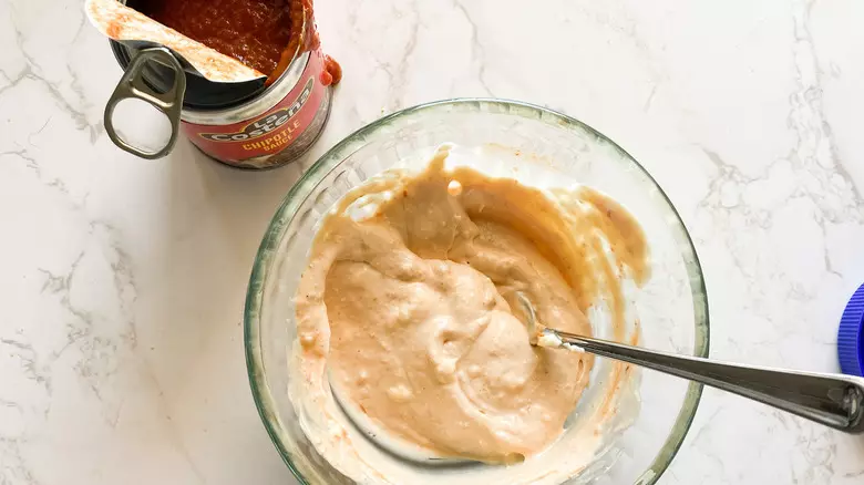 Chipolte Mayo-Sauce in der Schüssel