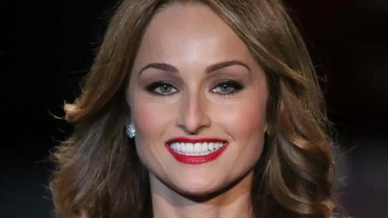 Giada De Laurentiis 身着红色连衣裙