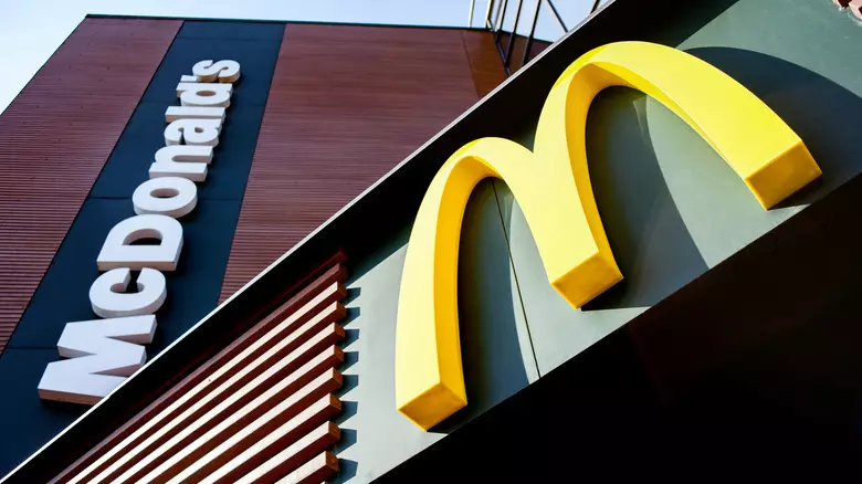Papan tanda dan restoran McDonald's