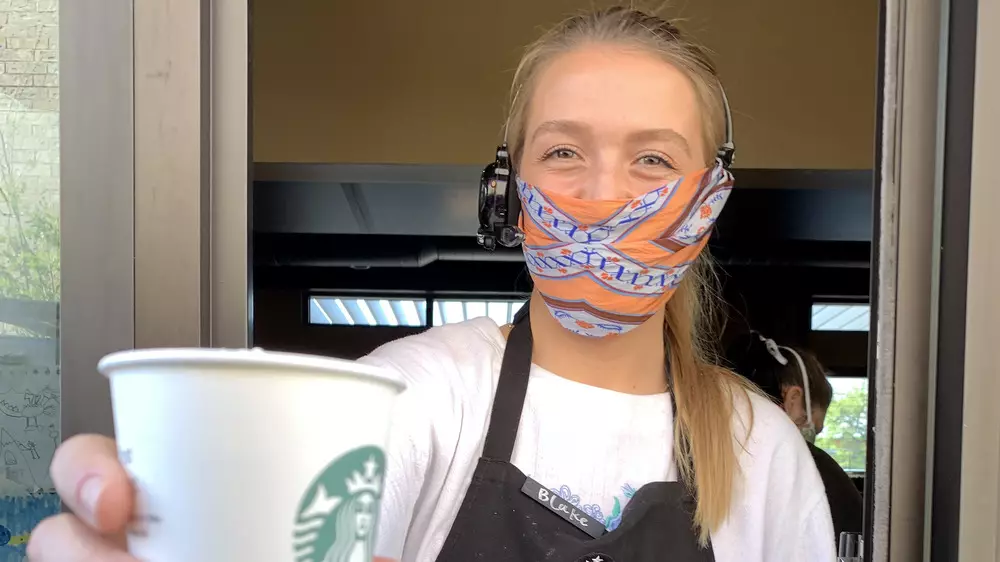 starbucks беткап кийген кызматкерди айдап баратат