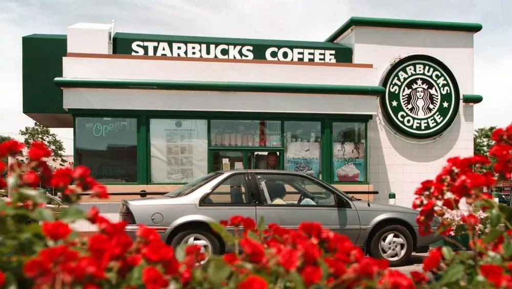 Kereta di starbucks pandu lalu