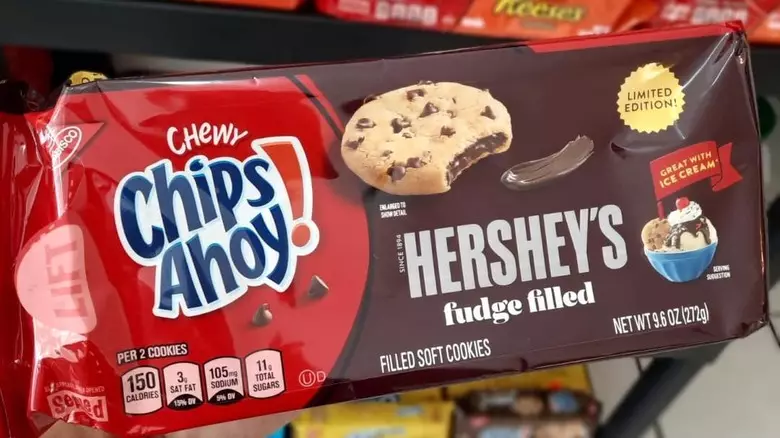 Bir paket Chips Ahoy Hershey'in Fudge Dolgulu kurabiyeleri