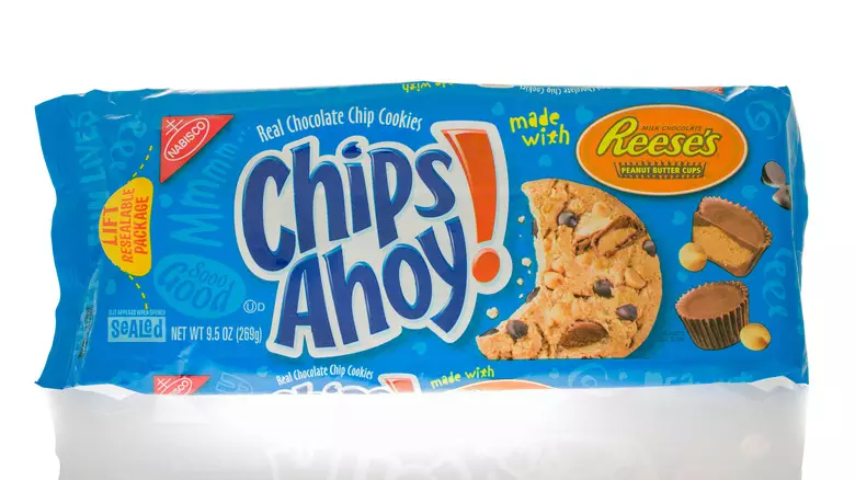 Bir paket Chips Ahoy Reese'in Fıstık Ezmesi Fincan kurabiyeleri