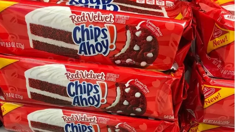 Několik balení sušenek Chips Ahoy Red Velvet