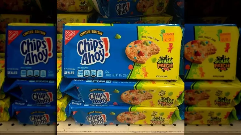 Nekoliko paketa Chips Ahoy Sour Patch Kids kolačića