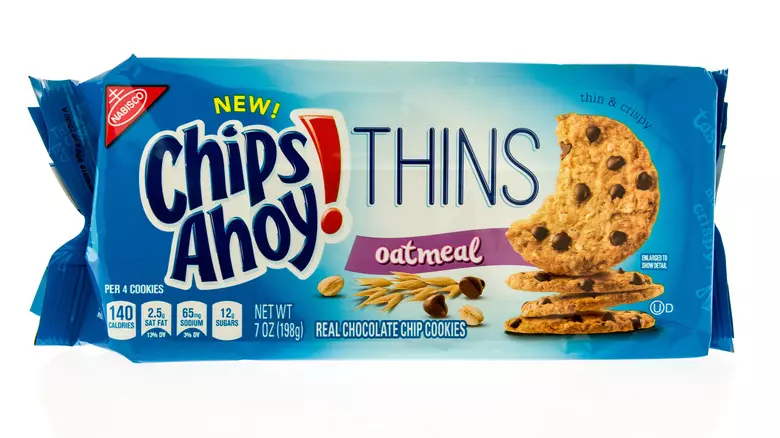 Yulaf ezmeli kurabiye ile bir paket Chips Ahoy Thins