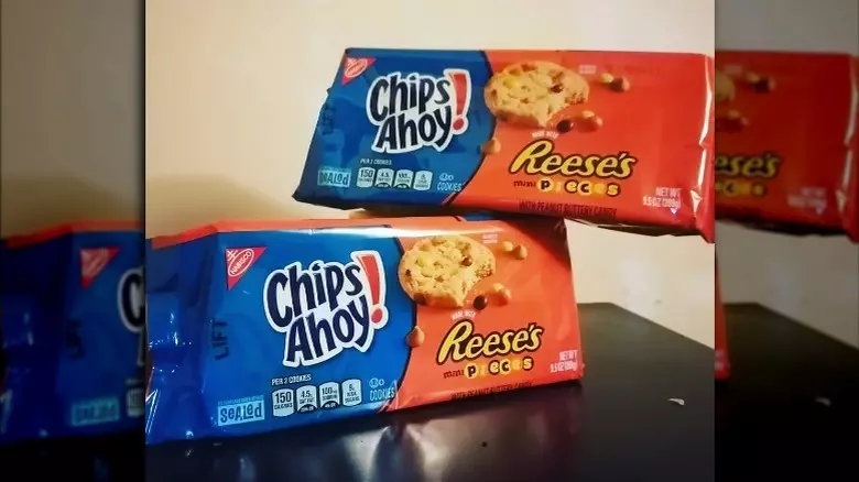 Ob pob khoom ntawm Chips Ahoy Reese's Pieces ncuav qab zib