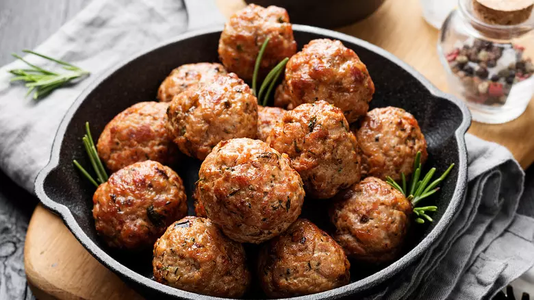 Meatballs በሲሚንዲን ብረት ውስጥ