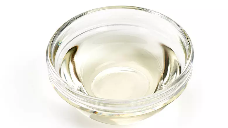 Cuka putih dalam mangkuk kaca