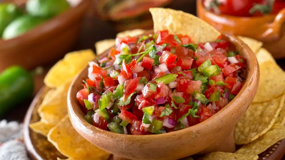 cips və salsa