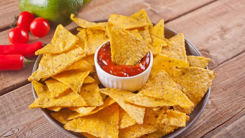 cips və salsa