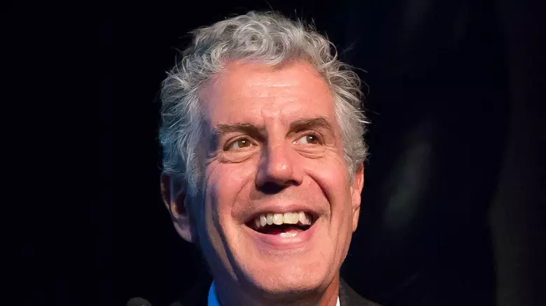 Anthony Bourdain مسڪرائيندي