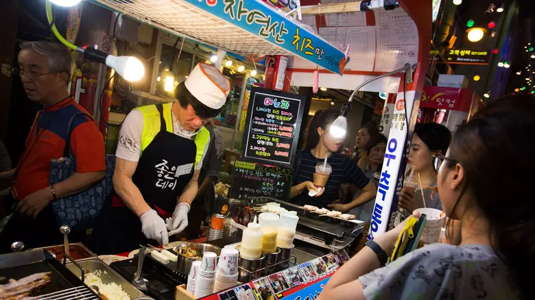 韩国夜市食品卡车上的食品小贩