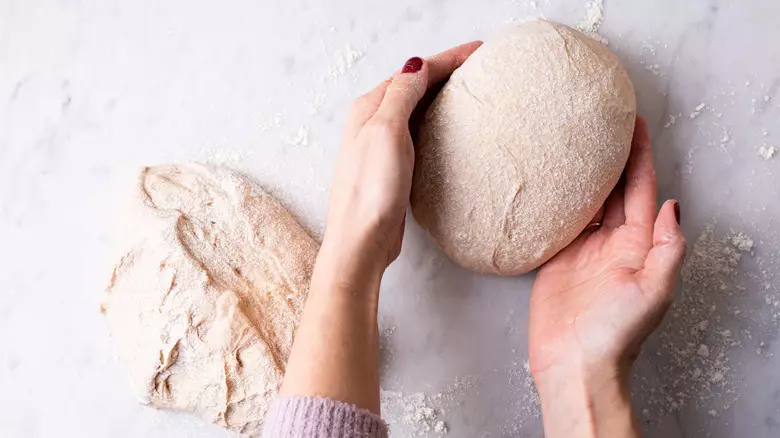 Mains de femme façonnant la pâte à pain