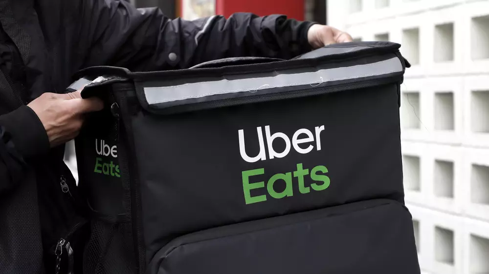 Viro portanta Uber Eats-sakon