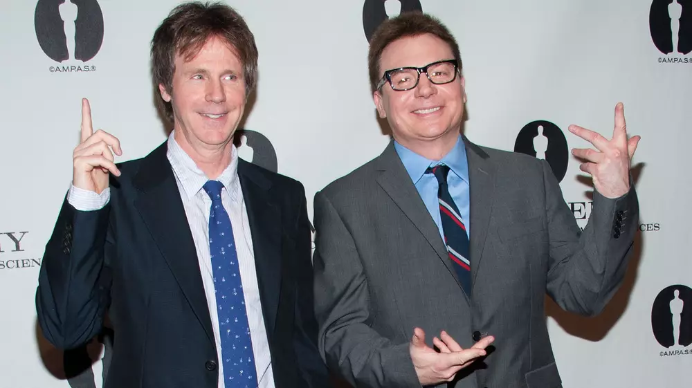 Dana Carvey kaj Mike Meyers farante trompajn pozojn