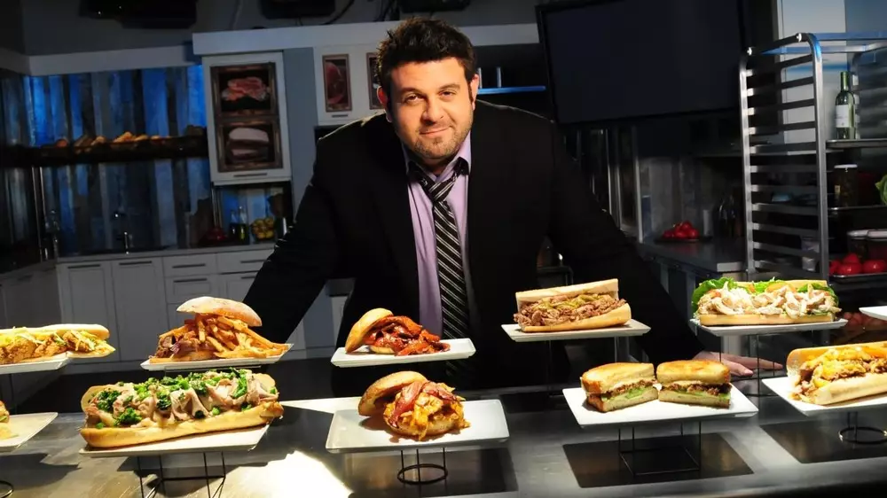 Kanhi Man vs. Food host Adam Richman nga adunay mga plato sa pagkaon