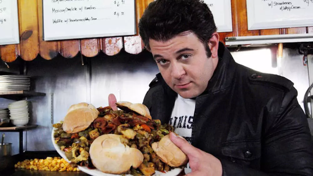 Urut Man vs dahareun host Adam Richman