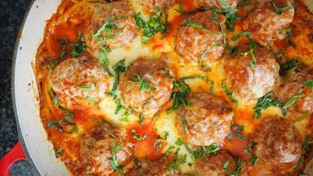 Easy spaghetti uye meatballs casserole