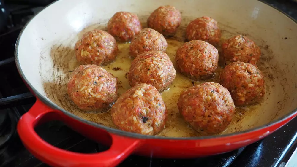 iyo yakanakisa nzira yekubika nyama dzekudya kune yako Easy spaghetti uye meatballs casserole