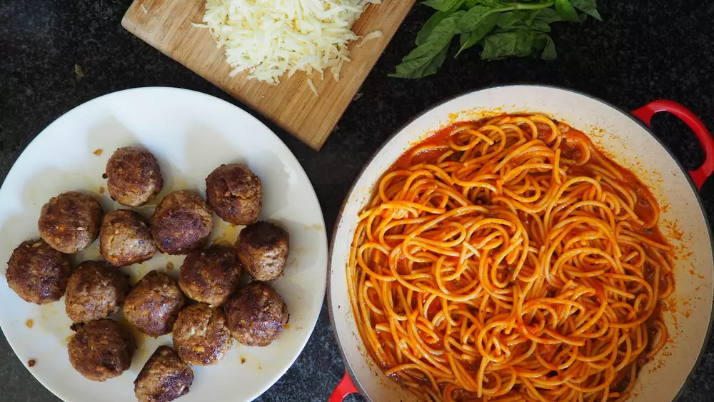 nzira yekugadzira iyi Easy spaghetti uye meatballs casserole