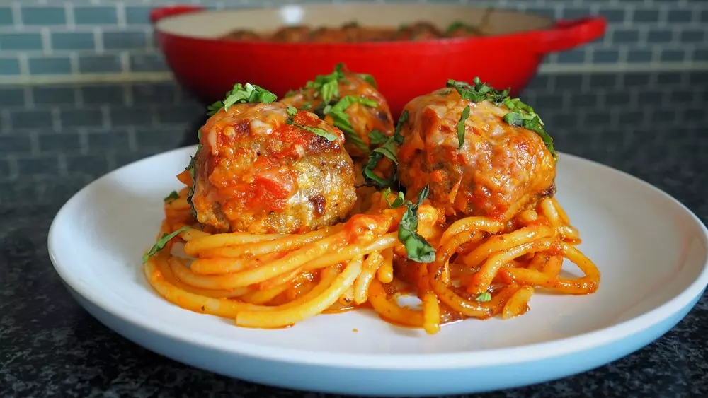 yini ongayisebenzisa nalesi sipaghetti esilula nama-meatballs casserole