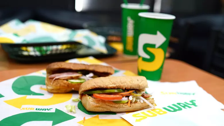 Subway sandwich op in tafel