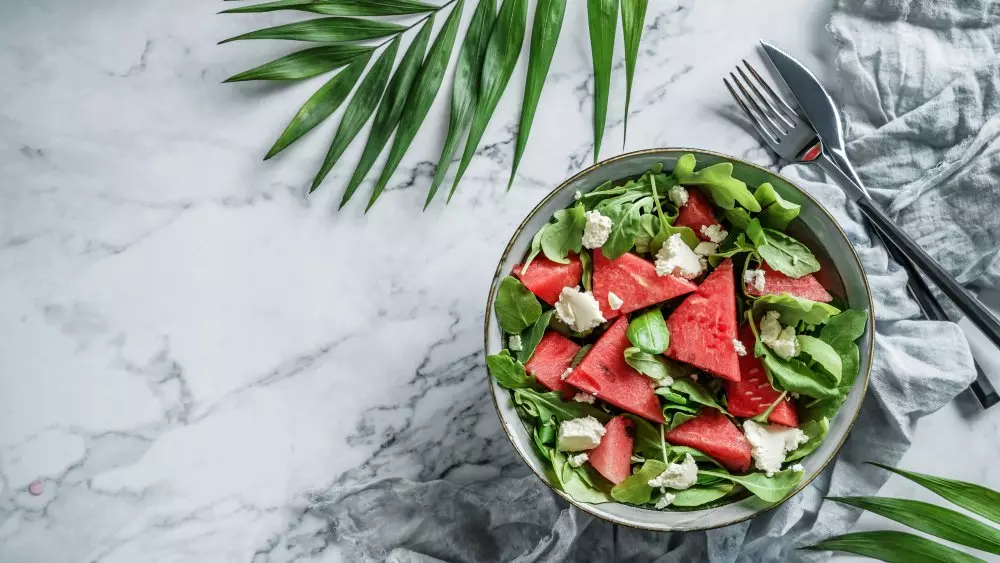 Isaladi yevatala entle ene-feta, isipinatshi kunye ne-arugula.