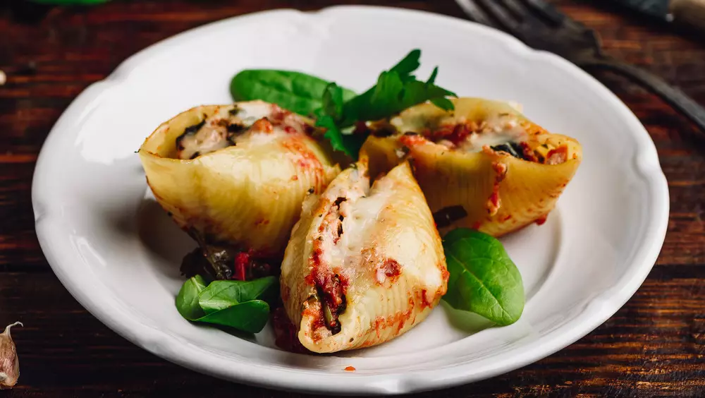 closques de pasta farcides en un plat blanc