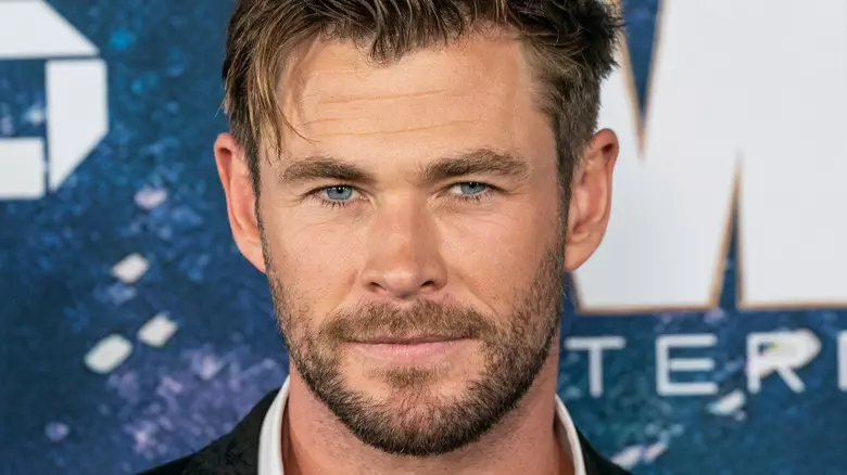 Chris Hemsworth ar garped coch