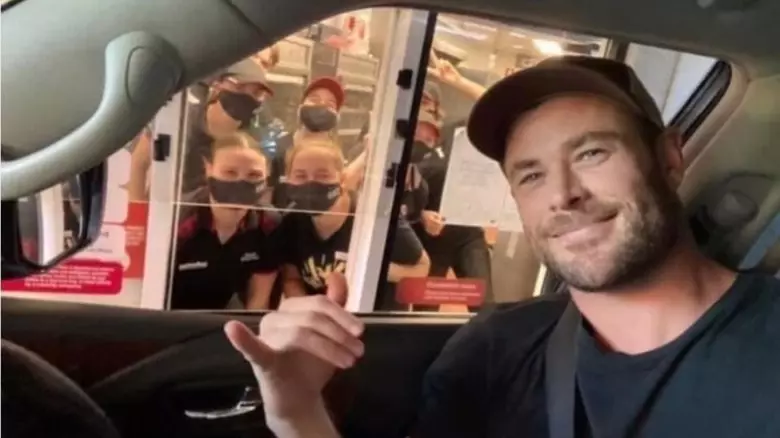 Chris Hemsworth ยิ้มรับพนักงาน KFC