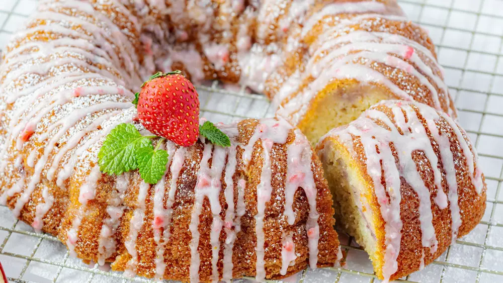 Gâteau et tranche de fraise