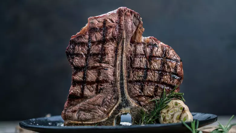 Porterhouse steiks uz melna šķīvja