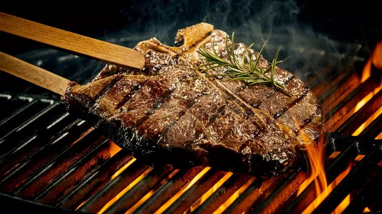 Stek T-bone na grillu