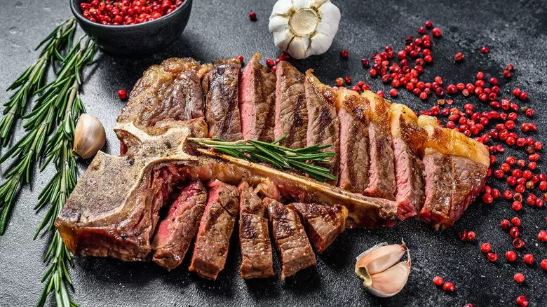 Steak T-bone yang dimasak diiris dengan buah beri