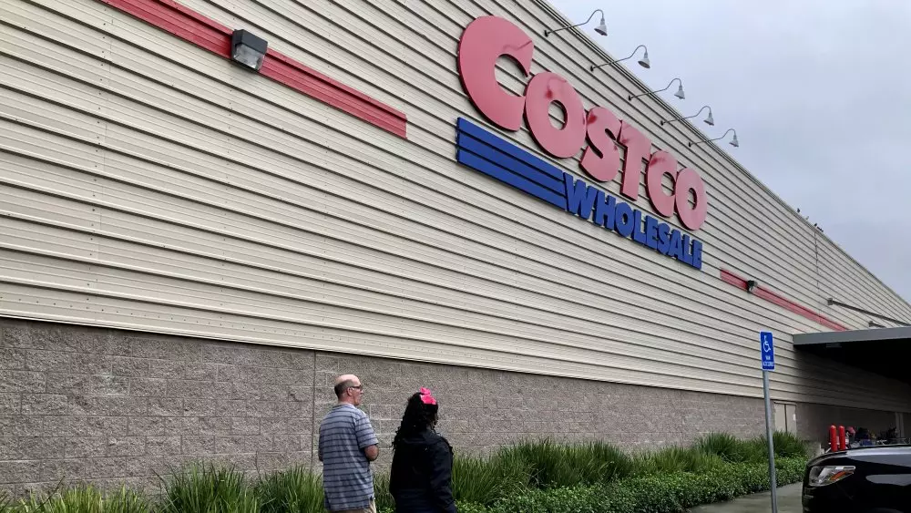 Pelanggan berjalan ke Costco