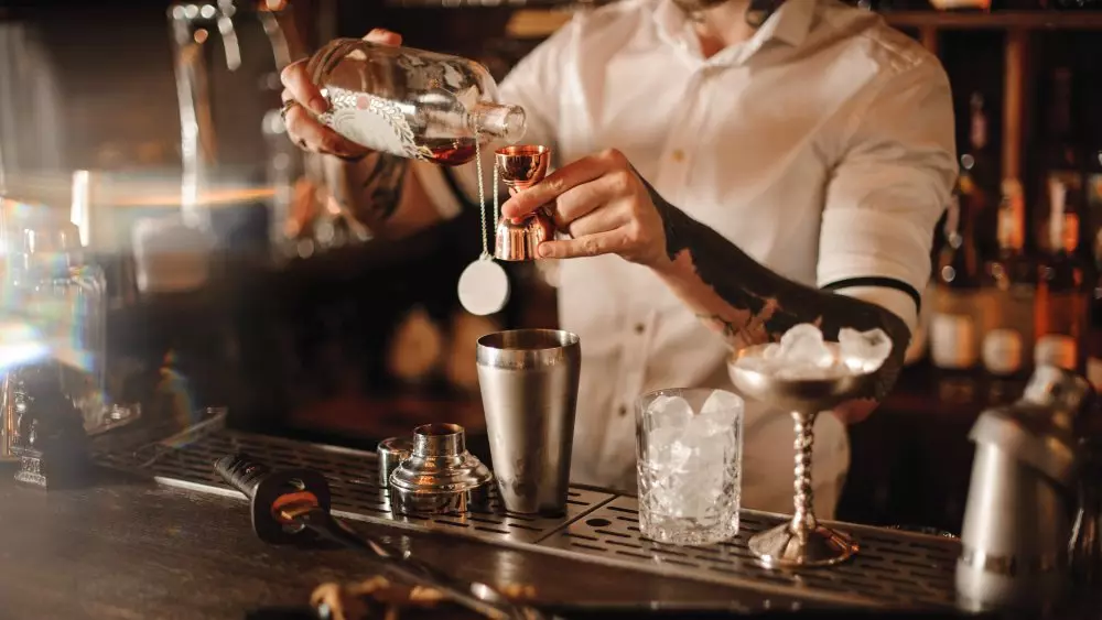 Bartender pha đồ uống