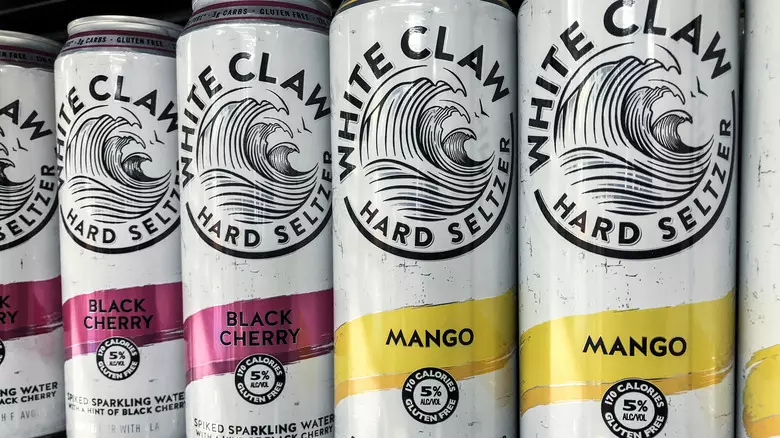 Llaunes White Claw de mango i cirera negra