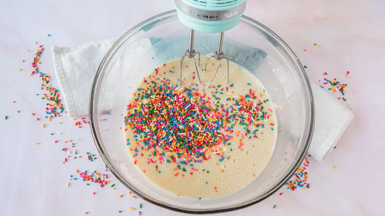 add sprinkles oan funfetti cake beslag