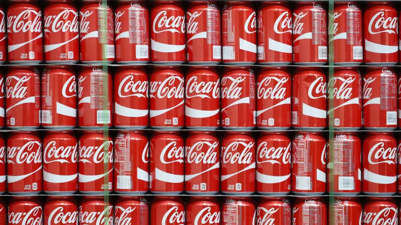 cov kaus poom ntawm coca-cola