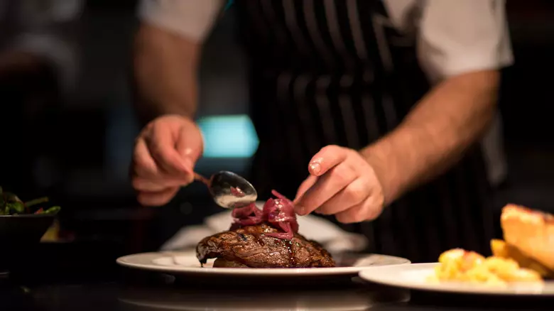 Chef ajustando a refeição em um prato