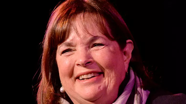 Ina Garten dalam anting-anting mutiara