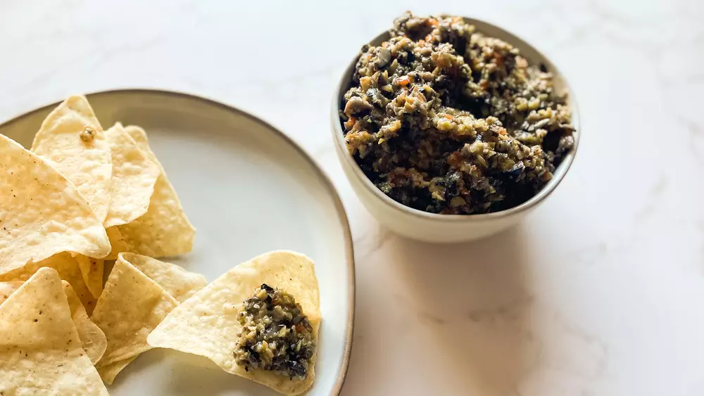 tapenade zeytûnê bi chips