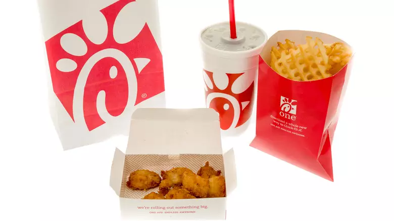 Chick-fil-A nuggets manĝo