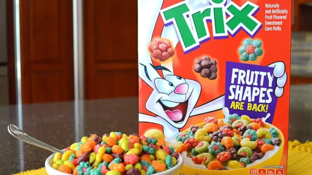 Купа със зърнени храни Trix пред кутията за зърнени култури