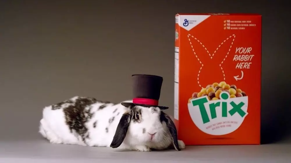 Lapin en chapeau haut de forme devant la boîte de céréales Trix