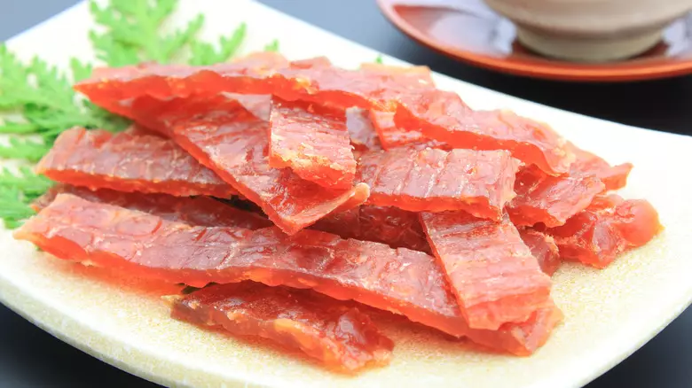 Salmon jerky yambuye isahani