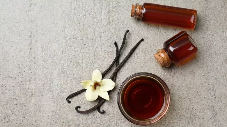 Vanilla Extract ma le vanila laau