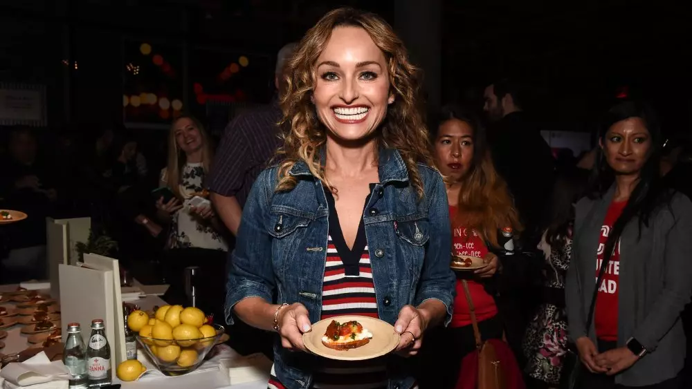 भोजन की थाली पकड़े हुए Giada de Laurentiis