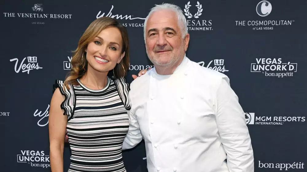 रेड कार्पेट पर एक और शेफ के साथ खड़े Giada de Laurentiis